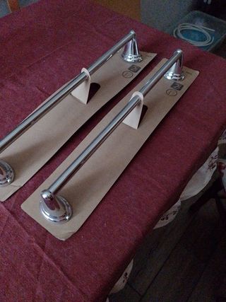 due porte asciugamani nuovi in metallo