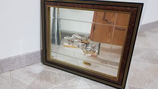 Quadro su fondo a specchio con rilievo argento.