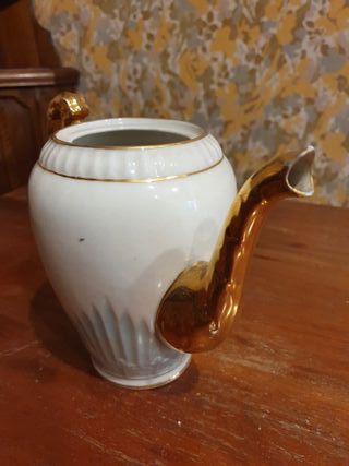 Caraffa antica in ceramica con finiture dorate