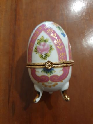 Uovo apribile in porcellana in stile Fabergè