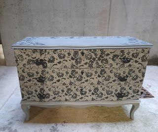 Cassettiera decorata