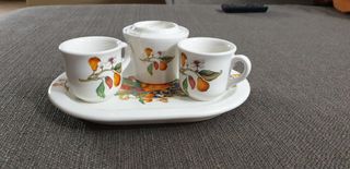 vassoio con tazze e zuccheriera 