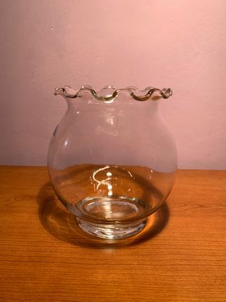 Vaso di vetro con bordo frastagliato 