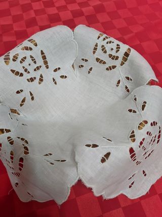 centro di puro lino,ricamato a mano per cestino