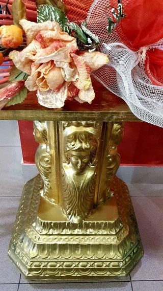 Tavolino basso con triade di figure femminili