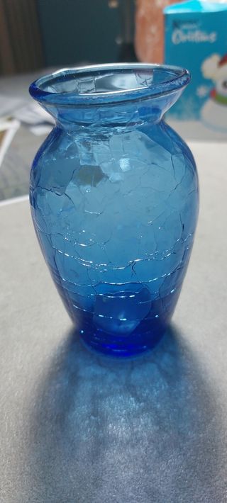 vaso azzurro simil vetro rotto.