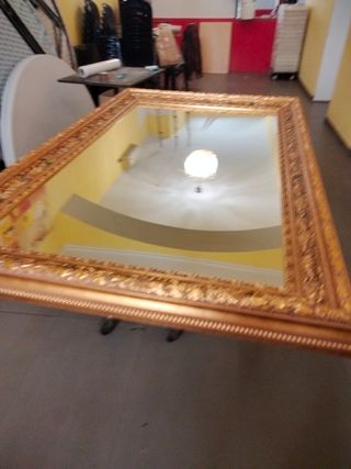 specchio con cornice color oro