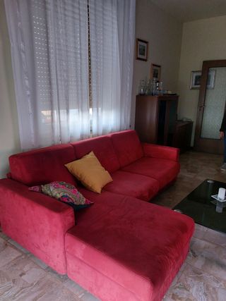 divano letto con materasso color bordeaux