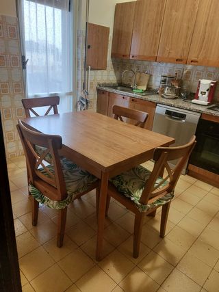 cucina con tavolo senza elettrodomestici