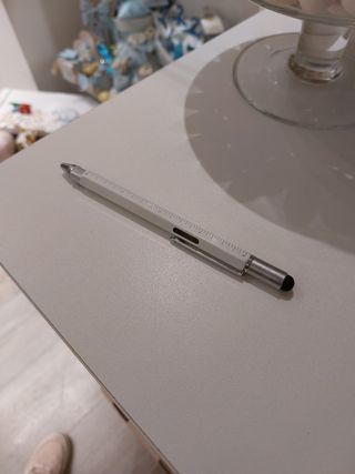 penna bianca touch con righello e livello