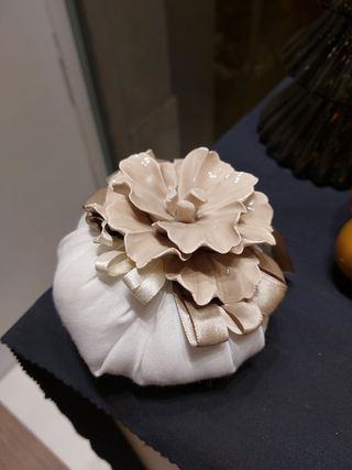 sacchetto tondo con fiore porcellana tortora