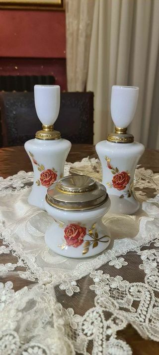 Elegante set da toilette. Profumieri e portacipria