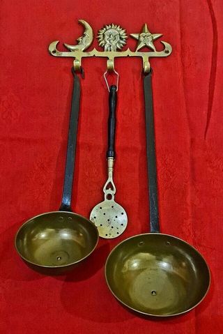 Antico set da cucina da camino mestoli in ottone