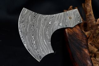 Bellissima accetta fatta a mano in acciaio Damasco