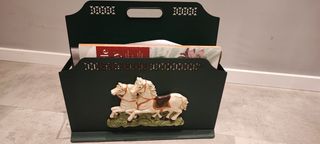 Portariviste in metallo con cavalli in rilievo. 