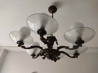 Lampadario in metallo lavorato e vetro