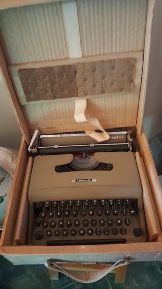 Antica macchina da scrivere OLIVETTI lettera 22