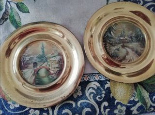 Due piattini d'ottone dipinti a mano 