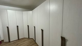 ARMADIO AD ANGOLO, COMODINI, COMO’ e SPECCHIO