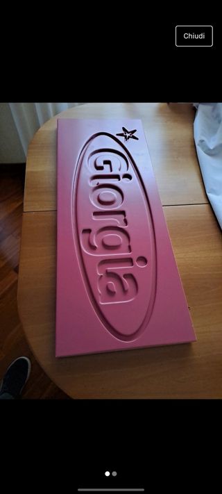 tavola in legni fucsia  con scritta "giorgia"