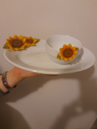graziosi ciotolija più vassoietto con girasoli