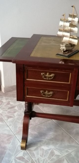 scrivania stile marinaro e poltrona girevole