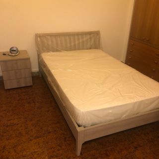 Letto con materasso e comodino