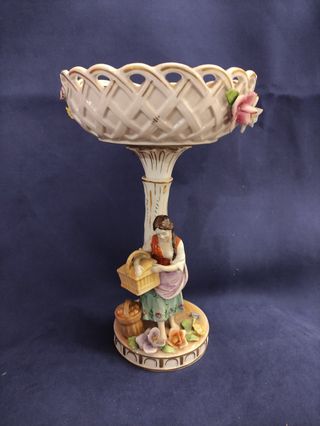 Statua Alzatina in porcellana Capodimonte