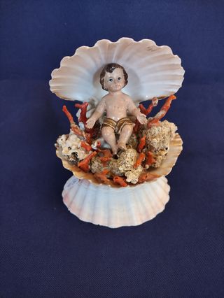 Conchiglia con bambinello in porcellana e coralli