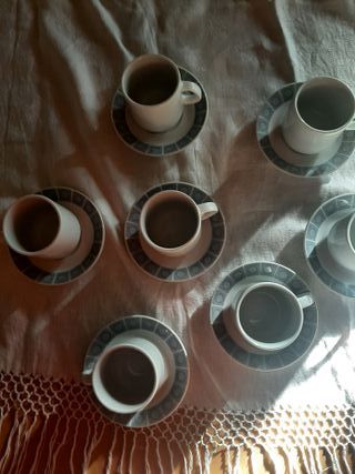 Sette tazze da caffè con piattino in porcellana