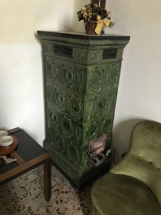 Stufa antica in maiolica convertita a gas