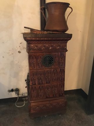 Stufa antica in maiolica convertita a gas Largezza