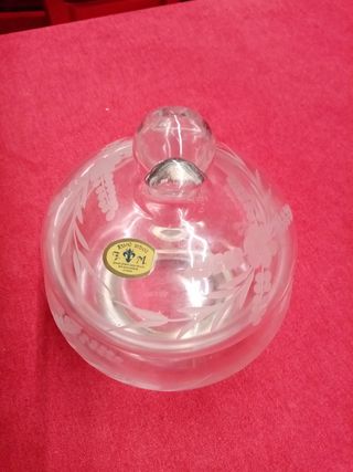 Contenitore in cristallo con coperchio. 