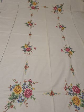tovaglia ricamata a mano 