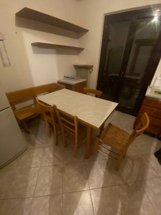 Tavolo con 4 sedie e banchetto