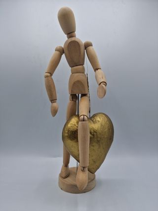 Manichino snodabile in legno con cuore 