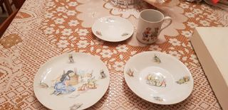 Tazza e piatti in porcellana 