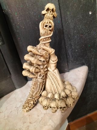 mano di scheletro con coltello