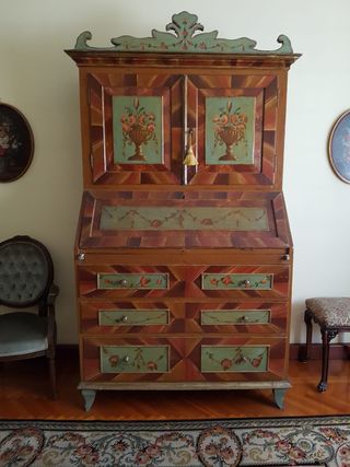 Mobile in legno decorato a mano di inizio 1900