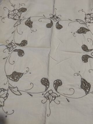 tovaglietta da te austriaca ricamata color ecrù 