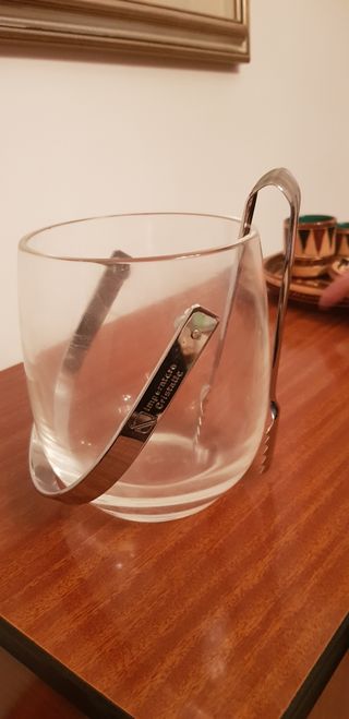 insalatiera in cristallo con pinze in acciaio