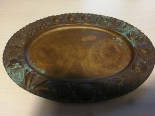 piatto ovale in rame o ottone. 