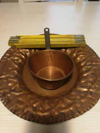 piatto e pentolino in rame da parete
