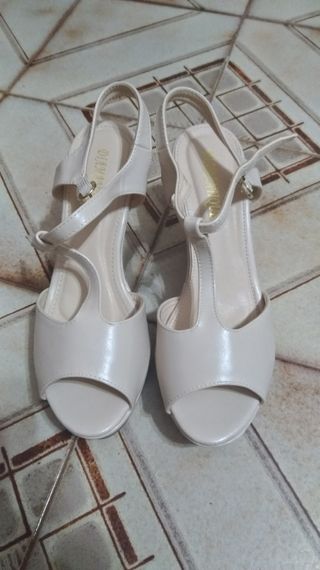 sandali beige nuovi