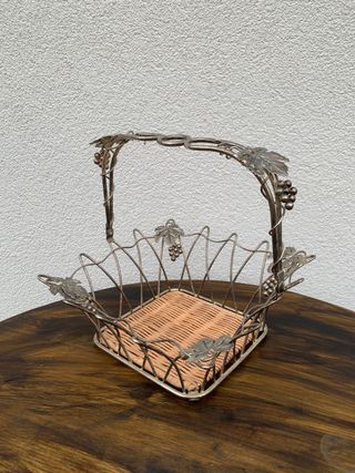 Cestino in metallo con uva vintage 