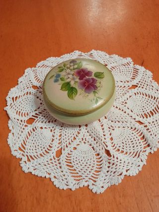 Piccolo portagioie in ceramica con centrino 