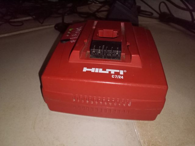 Cargador y cargador Hilti original C7\/24 de segunda mano por 70 EUR en Roma en WALLAPOP