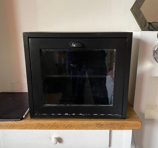 Vetrinetta in legno fatta a mano come prototipo.