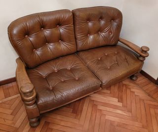 Divano d'epoca in legno con cuscini in pelle