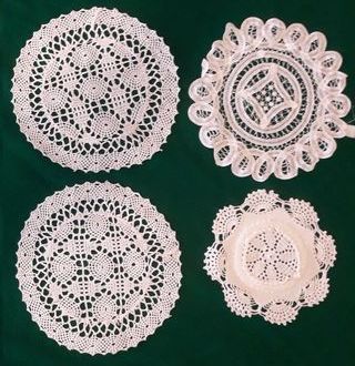 Quattro centrini rotondi bianchi